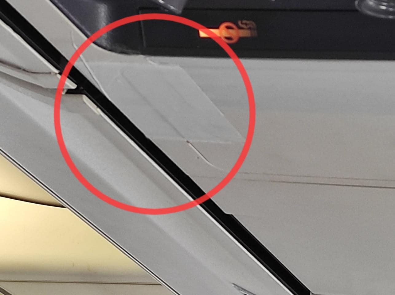 B737 return to base after single passenger service unit deployed - Aeropeep