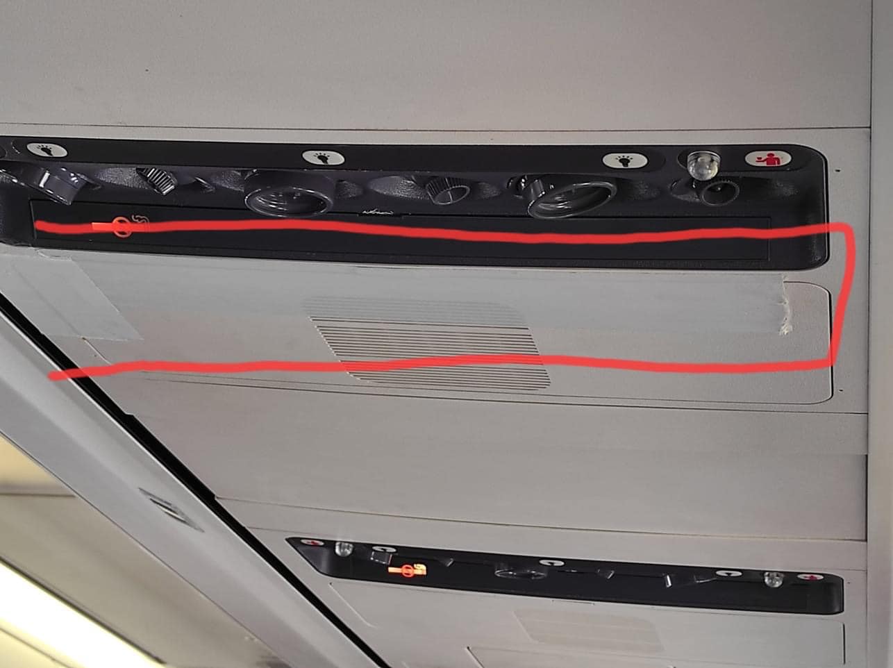 B737 return to base after single passenger service unit deployed - Aeropeep
