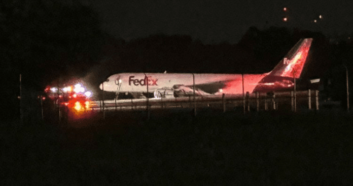 FedEx 757 with landing gear failure crash lands, skids off runway ...