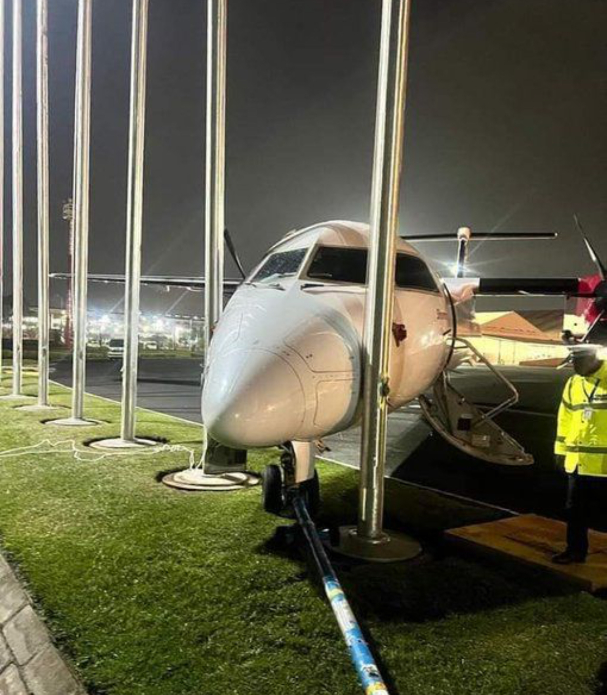 Jambojet Q400 plane rammed in between flagpoles at the VIP state ...