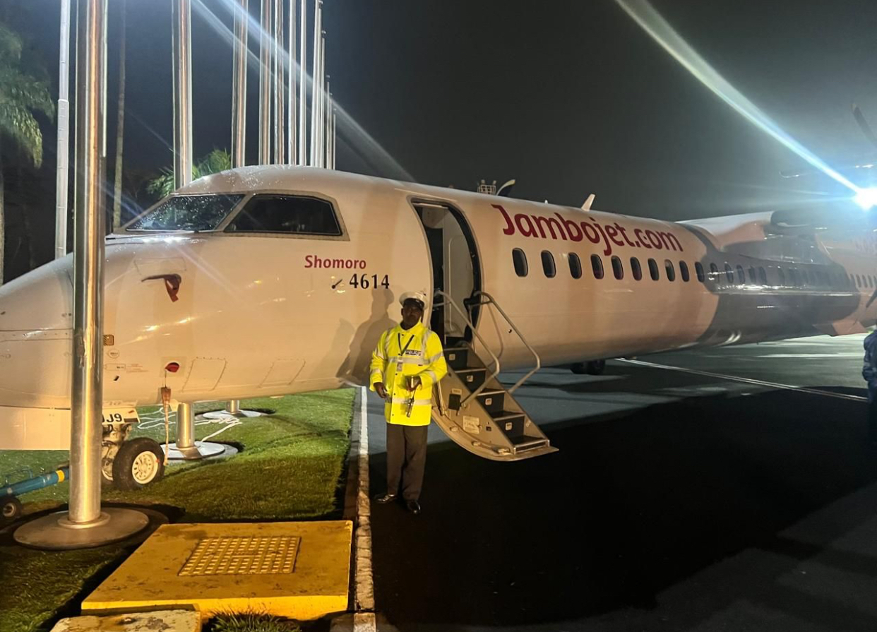 Jambojet Q400 plane rammed in between flagpoles at the VIP state ...