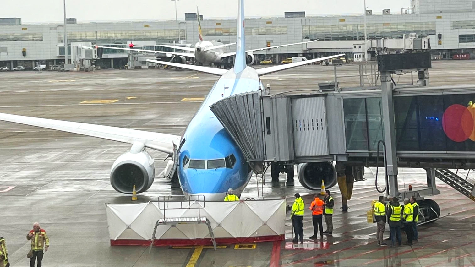 TUI B737 at Brussels on Jan 8th 2025, nose gear collapsed at gate ...
