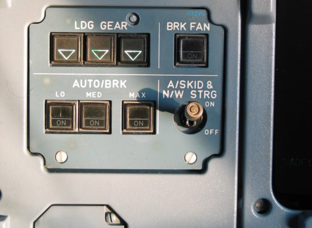 Does a plane automatically brake on touchdown? - Aeropeep