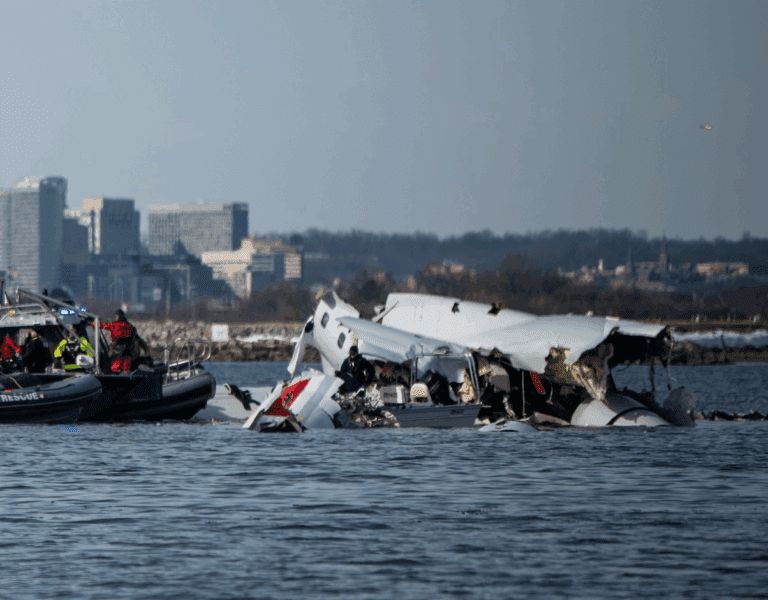 NTSB Investigates Deadly Mid-Air Collision Between PSA CRJ700 and Black ...